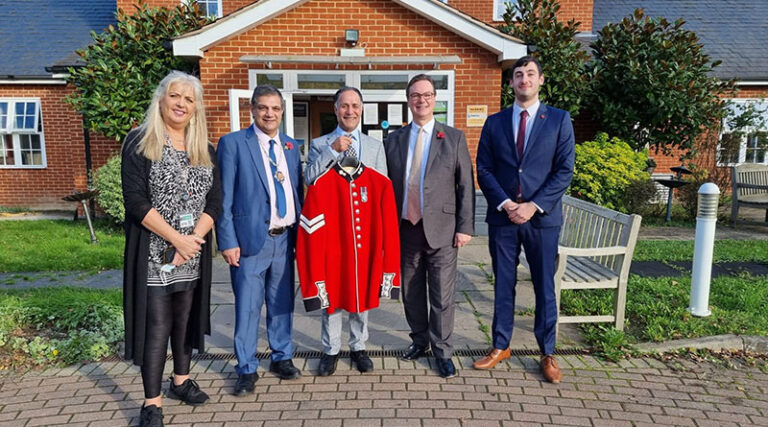 Her Majesty’s Pallbearer Speaks with Wartime Veterans at a Surrey Care Home